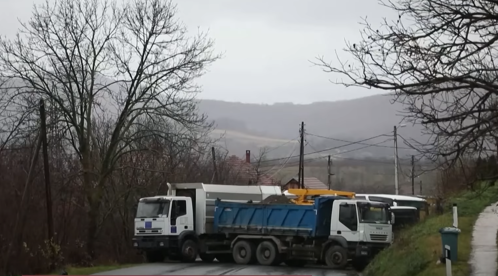 DESETI DAN BARIKADA NA SEVERU KIM: Srbi ne posustaju ni za krsnu slavu! U Rudaru će kod krsta ...