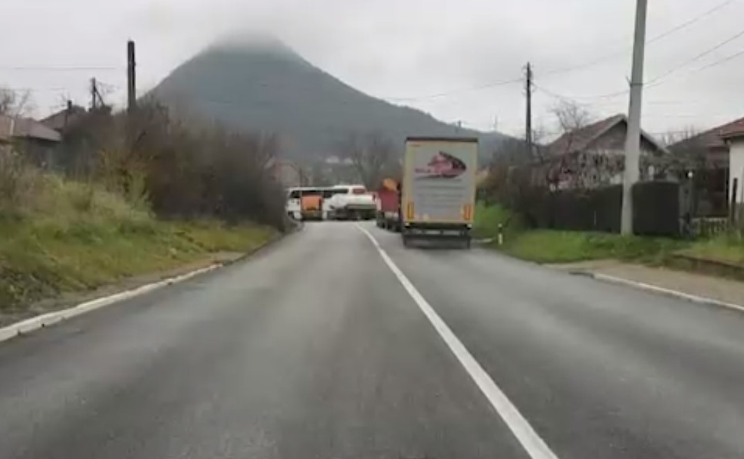 SRBI SA SEVERA KIM 11 DANA NA BARIKADAMA Biće uklonjene kada budu oslobađeni Miljan Adžić, Dejan ...