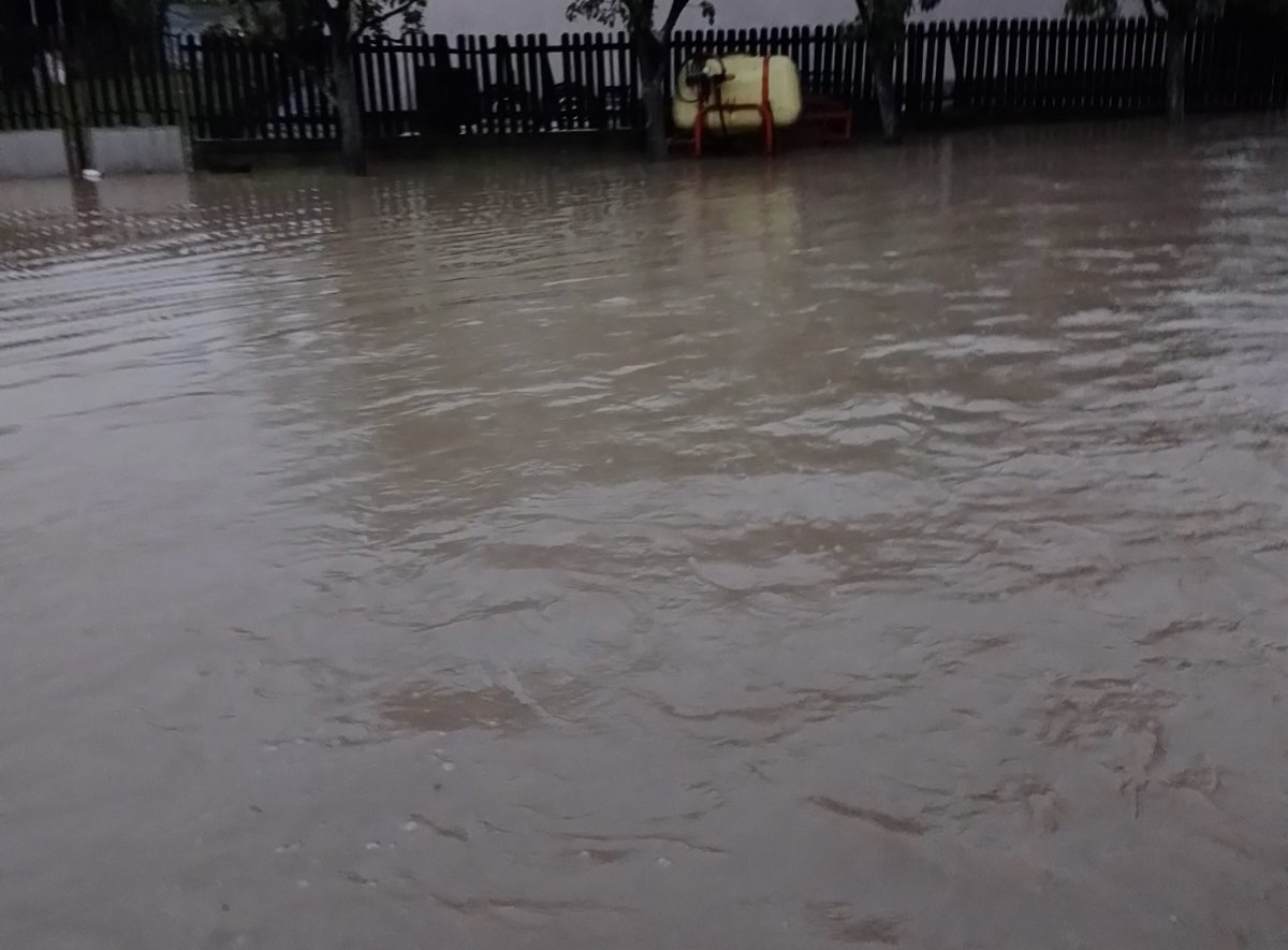 KRITIČNO KOD MANASTIRA TRNAVA: Jake padavine napravile HAOS, sve ...