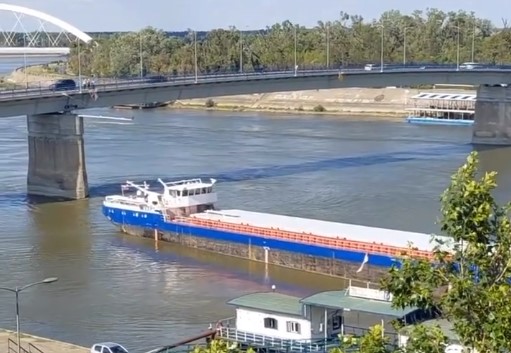 DRAMA U NOVOM SADU: Barža zakačila stub mosta Duga, uviđaj u toku VIDEO