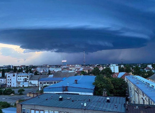 NESVAKIDAŠNJA POJAVA NA NEBU IZNAD ZRENJANINA: Scena kao iz ...