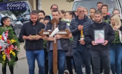 ZA SOBOM OSTAVIO DVOJE MALE DECE: Građani Leposavića ispratili Bojana ...